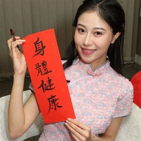倪乐琳自爆帮妈咪封利是！梁嘉莹杨梓瑶迎入行首个农曆新年家人书法机会