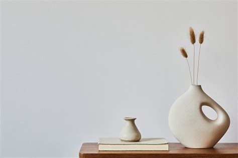 나무 컴모드 꽃병 및 개인 액세서리와 미니멀 한 거실의 창조적 인 구성 공간을 복사합니다 템플렛 꽃병에 대한 스톡 사진 및 기타 이미지 Istock