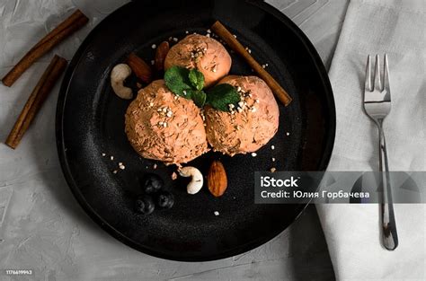 딸기 견과류 과일과 다른 색상과 맛의 아이스크림 스쿱 세트 0명에 대한 스톡 사진 및 기타 이미지 0명 과일 냉동된