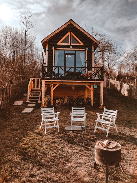 가을 가을의 가정 다운 갑판 건물 외관 건축 경치 계단 고요한 나무 농촌의 뒤뜰 따뜻함 떨어지다 러스틱 목가적인 목조 부동산 수직 쐈어