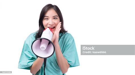 확성기를 들고 흥분된 고통의 아시아 여성이 흰색 배경에 서서 긍정적인 소식을 발표합니다 고립된 복사 공간을 비명을 지르는 확성기를 들고 있는 행복한 어린 소녀 보험 건강