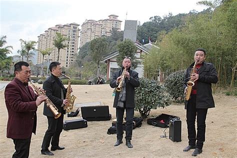吹萨克斯的人 吹萨 吹乐器的人 大山谷图库