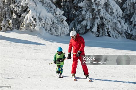 겨울 동안 눈 위에서 스키를 타는 아버지와 아들의 전체 길이 가족에 대한 스톡 사진 및 기타 이미지 가족 스키타기 스키 Istock