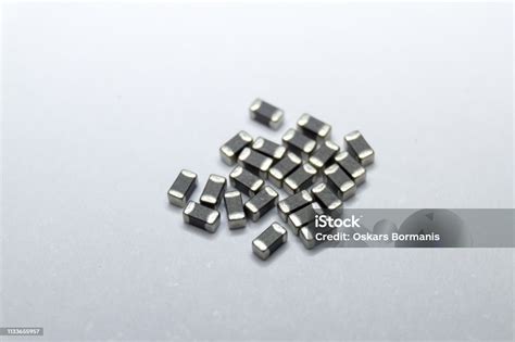 추상적인 클로즈업 회색 흩어져 0402 Smt 표면 마운트 칩 페라이트 비드 전력 전자 부품 흰색 배경에 임의의 패턴 0명에 대한 스톡 사진 및 기타 이미지 Istock