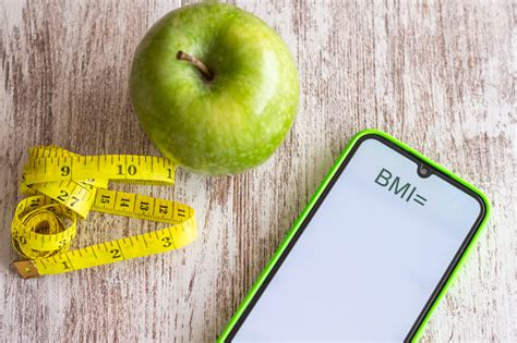 Bmi 녹색 사과 및 피트니스 목표를 위한 측정 테이프를 표시하는 앱 Movil을 특징으로 하는 디지털 및 건강한 식사 개념 0