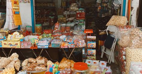 가득한 가판대 감자칩 공급 과자 구색 기념품 노점상 눈길을 끄는 다양 다채로운 단 것 디스플레이 롤리팝 맛있는 미식가 바자 베트남 사탕