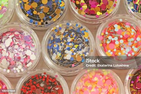 멀티는 항아리에 손톱의 디자인에 대 한 장식 색깔 항아리에 반짝 네일 서비스의 호 사진 설정 합니다 빛나는 아름다움 쉬머 반짝이 반짝이의 밝은 배경 상위 뷰 0명에 대한