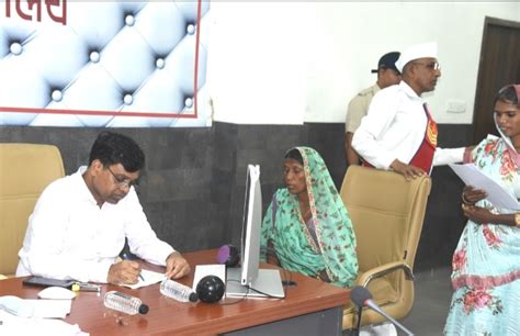 रतलाम कलेक्टर ने फिर दिखाई संवेदनशीलताअपनी परेशानी लेकर जनसुनवाई में