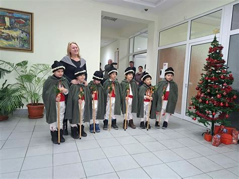 Плевен За Плевен Коледари от ДГ „Чучулига“ гостуваха на Административен съд Плевен снимки