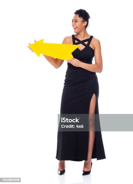 검은 드레스를 입고 흰색 배경에 서 있는 아름 다운 검은 여자 20 24세에 대한 스톡 사진 및 기타 이미지 20 24세 20 29세 검은색 Istock