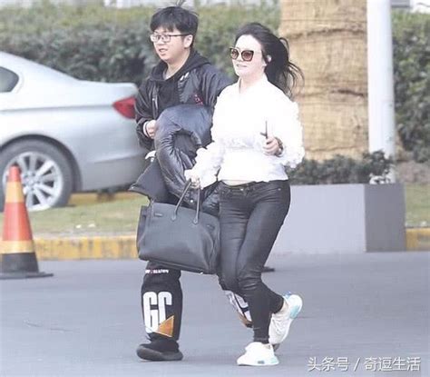 皺市明康復後首現身，冉瑩穎小跑追趕，小肚子微露，身材走樣 每日頭條