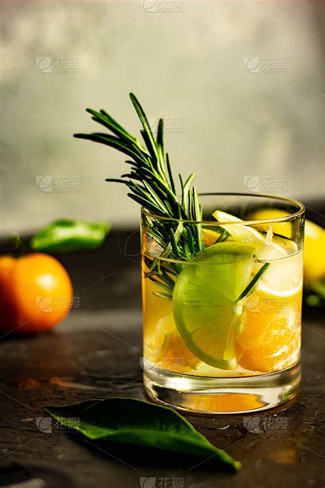 柑橘味的迷迭香滋补饮料