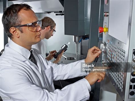 Cnc 기계와 함께 일 하는 엔지니어 2명에 대한 스톡 사진 및 기타 이미지 2명 Cnc 장치 공장 산업 건물 Istock