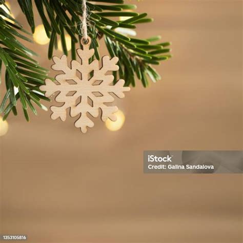 제로 폐기물과 환경 친화적 인 크리스마스 개념 나무 벽의 배경에 크리스마스 나무 나뭇가지에 나무 눈송이 수평 배너 복사 공간 눈송이에 대한 스톡 사진 및 기타 이미지