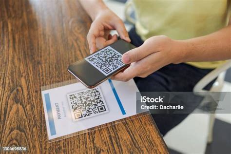 Qr 코드 지불 전자 지갑 남자 스캔 태그 허용 돈 없이 디지털 지불을 생성스캔 Qr 코드 온라인 쇼핑 무현금 지불 및 확인