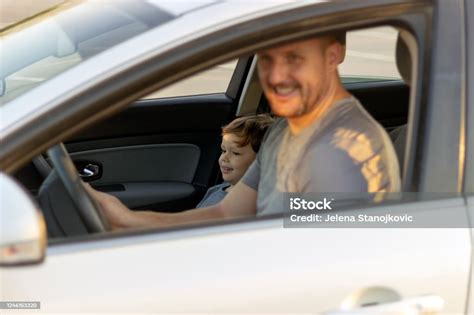 도로 여행에 자동차의 앞 좌석에 앉아 아버지와 아들의 사진 2 3 살에 대한 스톡 사진 및 기타 이미지 2 3 살 2명 30 39세 Istock
