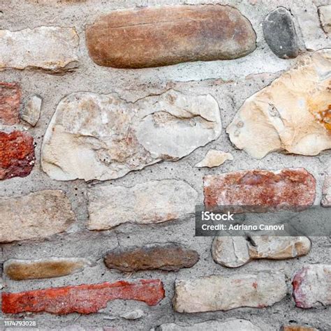 Dinding Khas Rumah Italia Kuno Yang Terbuat Dari Batu Dan Batu Bata