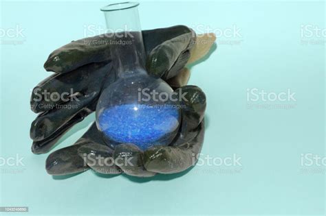 클로즈업 니트 릴 코팅된 보호 장갑 보유 실험실 시안색 배경에 파란색 화학 소금의 플라스 크를 끓는 클리핑 경로 Stem 주제에 대한 스톡 사진 및 기타 이미지 Istock