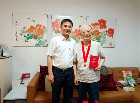 陈木林上门颁发光荣在党50年纪念章并开展中小微企业认亲活动 朝阳洲街道