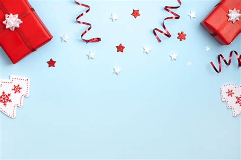 새해와 크리스마스 구성 파란색 배경에 빨간색과 흰색 크리스마스 장난감에서 프레임 상단 보기 플랫 레이 복사 공간 12월에 대한 스톡 사진 및 기타 이미지 Istock