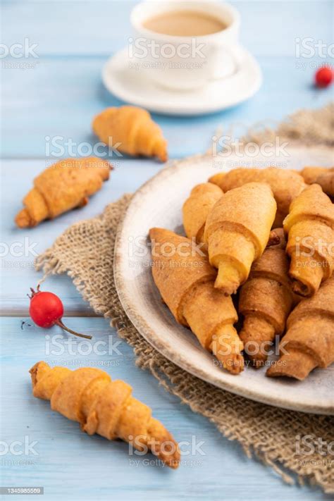 파란색 나무 배경과 린넨 직물에 커피 한 잔과 함께 홈 메이드 베이글 롤 측면 보기 클로즈업 선택적 초점 0명에 대한 스톡 사진 및 기타 이미지 Istock