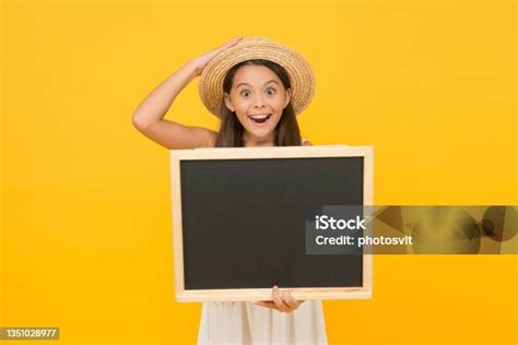 여름 방학 전에 목록을 할 수 있습니다 소녀는 칠판 복사 공간을 개최합니다 유용한 정보 아이들을위한 여름 클럽 여름 행사를 알리는 어린이 밀짚 모자 레저를 위한 아이디어