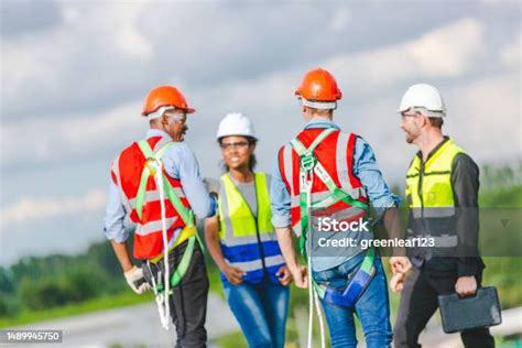 기술자 엔지니어는 산업 공장 옥상에서 태양 전지를 만나고 점검합니다 검사 작업자는 태양 전지 패널을 수리합니다 청정 재생 에너지 생태 및 대체 전력 개념 1개월에 대한 스톡