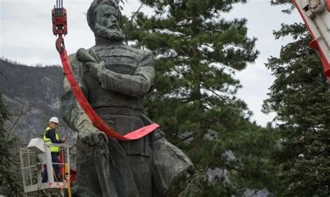 Паметникът на Христо Ботев във Враца е демонтиран ремонтират го в
