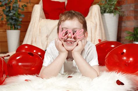 발렌타인 데이 어린이 또는 어린이 발렌타인 데이에 안경의 형태로 마음과 텍스트 사랑의 모양에 빨간 풍선 귀여운 즐거운 어린 소년 발렌타인 데이를 축하하거나 엽서 6 7 살에