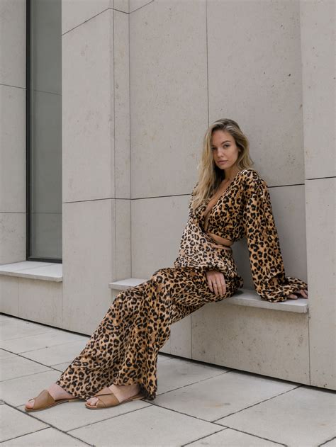Купить брючный леопардовый костюм в Москве цены на женские летние