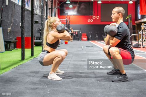 체육관에서 운동 수업 중에 주전자 종으로 스쿼트를하는 적합하고 근육 질의 커플 2명에 대한 스톡 사진 및 기타 이미지 2명 건강한 생활방식 결심 Istock