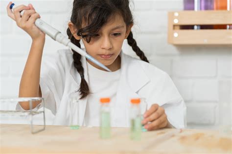 과학을 배우고 실험실에서 액체를 분석하는 어린이 소녀 과학자 과학 및 교육 연구원 및 발견 개념 8 9 살에 대한 스톡 사진 및 기타 이미지 Istock