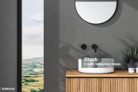 회색 벽에 타원형 거울이 있는 흰색 싱크대 미니멀한 욕실에 검은색 수도꼭지가 있는 나무 캐비닛을 닫습니다 정면도 3d 렌더링 0명에 대한 스톡 사진 및 기타 이미지 Istock