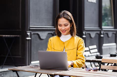 젊은 아시아 사업가가 쉬는 시간에 식당에서 일하고 있습니다 휴식을 취하는 여자 커피 숍에서 일을 즐기고 커피숍에서 비즈니스 하기 20 29세에 대한 스톡 사진 및 기타