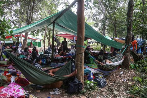 သောင်ရင်းမြစ်ကမ်းဘေး တနေရာက စစ်ဘေးရှောင်ပြည်သူများ ဓာတ်ပုံ