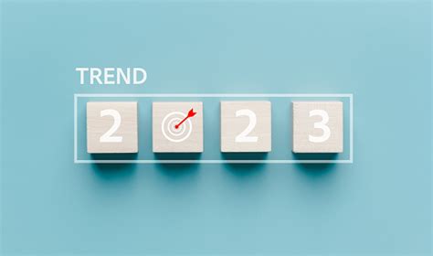 2022 년부터 2023 년까지 진행 상황을 로딩하기위한 나무 큐브 블록을 손으로 넣어 메리 크리스마스와 새해 복 많이 받으세요 12월에 대한 스톡 사진 및 기타 이미지