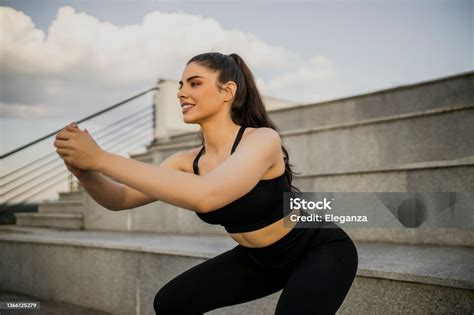 아침 숲 오솔길에서 실행 하기 전에 워밍업 하는 젊은 여성 러너 20 24세에 대한 스톡 사진 및 기타 이미지 20 24세 가냘픈 건강한 생활방식 Istock