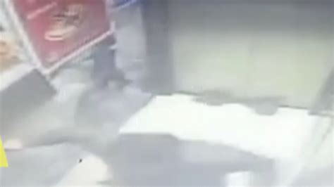 男子电梯内暴打妻女 合肥警方：已将其依法拘留凤凰网