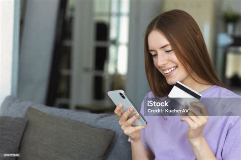 아름다운 행복한 흥분 백인 여성의 초상화는 휴대 전화를 사용하여 온라인으로 쇼핑합니다 행복한 미소 짓는 여성 신용 카드를 들고