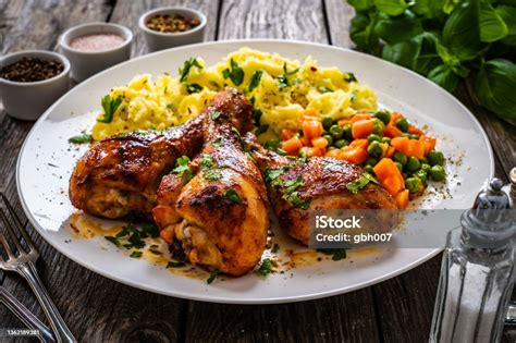 나무 테이블에 감자 퓌레 녹색 완두콩과 당근을 구운 치킨 드럼스틱 굽기에 대한 스톡 사진 및 기타 이미지 굽기 바베큐그릴 음식 Istock
