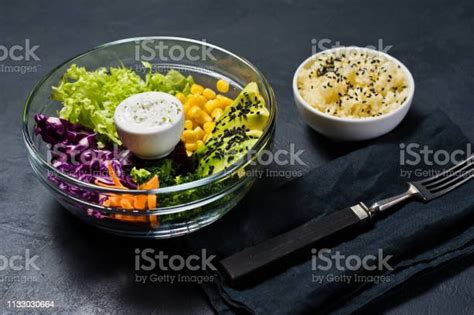 샐러드 그릇 건강 하 고 균형 잡힌 음식 브로콜리 옥수수 당근 쿠 스 스 양상추 양배추 소스 성분 검정색 배경 평면도 텍스트 공간 0명에 대한 스톡 사진 및 기타 이미지