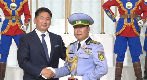 Ерөнхийлөгч төрийн дээд одон медаль гардуулж байна