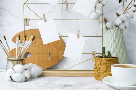 카드와 포스터는 그리드 보드에 업을 조롱 공간을 복사합니다 디자이너 힙스터 화가 사무실 테이블 장식 홈 오피스 데스크탑 프리랜서