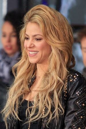 Shakira Wavy Honey Blonde Hairstyle Steal Her Style