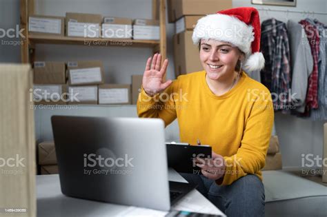 홈 오피스에서 노트북 웹캠으로 고객과 대화하는 중소기업 소유자를 시작합니다 주문을 기록하는 노트북 컴퓨터에 타이핑하는 프리랜서 여성 판매자 크리스마스 판매 전자 상거래 20