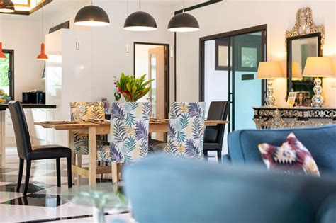 집 또는 집 건물 풀 빌라의 거실에서 고급 인테리어 디자인 높은 높이의 천장과 원목 식탁이 있는 통풍이 잘되는 밝은 공간 0명에 대한 스톡 사진 및 기타 이미지 Istock