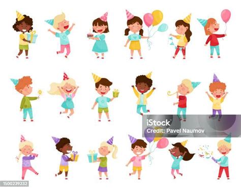 파티에서 아이들은 선물 상자 큰 벡터 세트와 함께 생일 모자를 쓰고 즐거운 시간을 보내고 있습니다 개념에 대한 스톡 벡터 아트 및 기타 이미지 Istock
