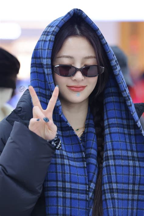 251117 Huh Yunjin At Gmp Hnd Airport Kpopping