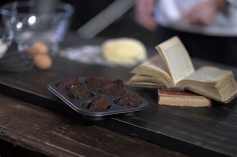 초콜릿 토 핑 Delish와 간단한 디저트와 수 제 초콜릿 머핀 초콜릿 드랍 스와 맛 있는 수 제 머핀 측면에 어두운 배경