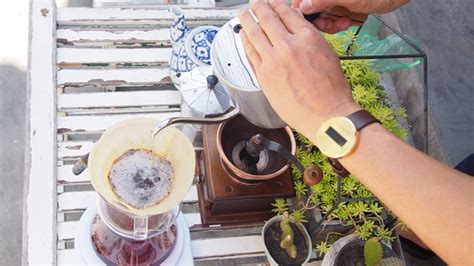 핸드 드립 커피 바리 스타 볶은 Grinded 커피 가루 만드는 드립 커피를 양조에 따르는 온수 가루로 빻은에 대한 스톡 사진